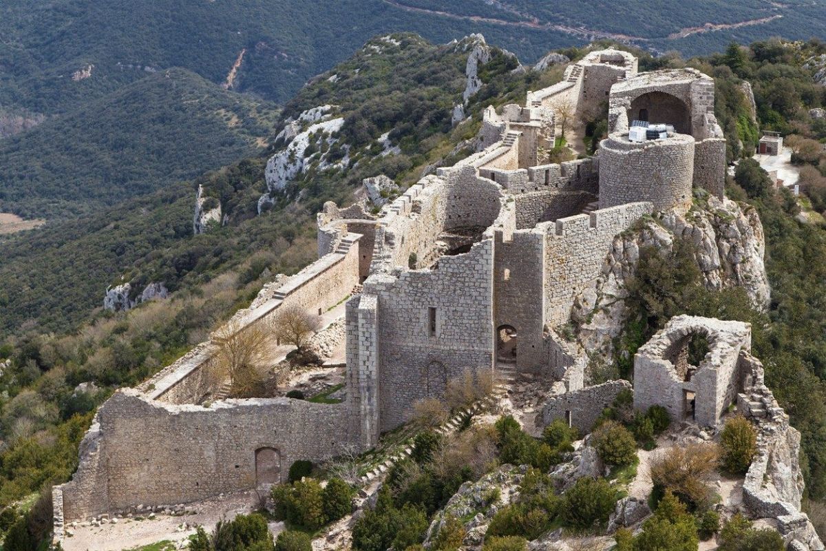 The Enigmatic Allure of Abandoned Castles: Exploring the Ruins of ...